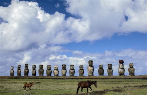 Heres Why Everyone Is Using The Stone Man Moai Emoji