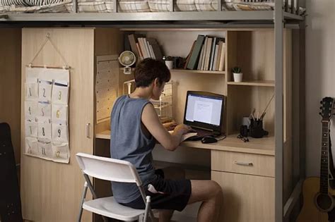 年轻大学生在宿舍使用笔记本电脑图片下载 花瓣网