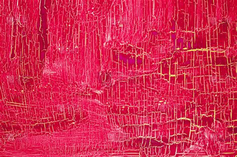 黄色表面的暗红色油漆开裂。的背景