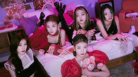 Itzy Guess Who Album Scan Ot5 Itzy Scan Guesswho