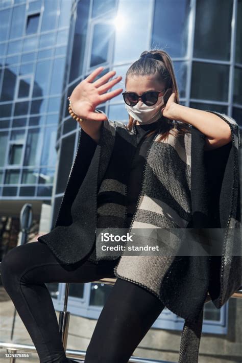 화창한 낮에 비즈니스 빌딩 근처에 야외에 서 있는 보호 마스크를 쓴 젊은 여성 코로나바이러스의 개념 16 17 살에 대한 스톡 사진 및 기타 이미지 Istock