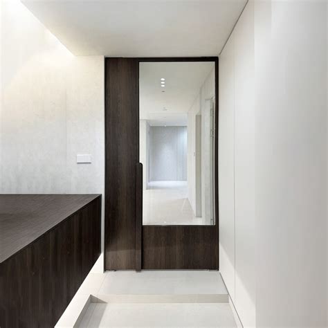 아이엠im 금속중문 현관중문 유리중문 발색 마감 도어의 장점은 단연 고급스러운 색감이라고 할 수 있습니다 빛을 받는 방향에 따라 헤어라인이 내는 광의