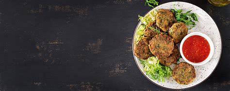 집에서 만든 생선 케이크 대구 시금치와 빵 부스러기 접시에 소스를 곁들여 먹습니다 다진 대구에서 컷 렛 맛있고 영양가 있는 점심이 나 저녁 식사 평면도 0명에 대한 스톡