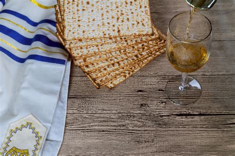 Маца для еврейской пасхи и вина на таблице Стоковое Изображение изображение насчитывающей