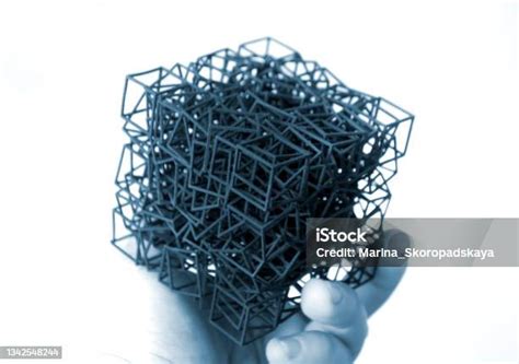전문 3d 프린터에 인쇄된 물체를 들고 있는 사람 3차원 인쇄에 대한 스톡 사진 및 기타 이미지 3차원 인쇄 3차원 형태 Revolution Istock