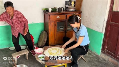 为了这个城里姑娘，70多岁老爷子把屋顶刷红色，油饼卷烧肉犒劳他 Youtube