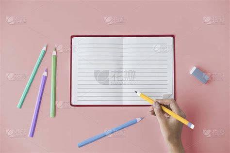 妇女在日记中书写笔记