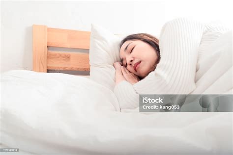 흰색 부드러운 안락 침대에 누워 아름 다운 행복 여자의 초상화 젊은 아시아 여성 그녀의 침대에서 자 고 아침에 휴식 홈 라이프 스타일 사람들 개념입니다 25 29세에 대한