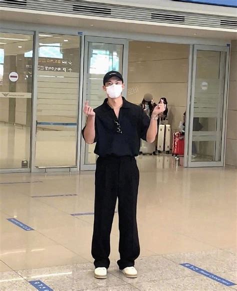 许光汉亮相韩国仁川机场 全黑look低调向粉丝比心 新浪图片