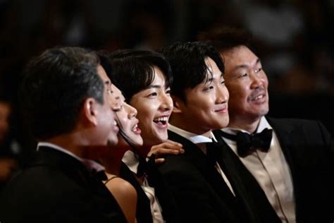 생애 첫 칸 레드카펫 밟은 송중기…아내 첫 공식석상 동반은 무산 네이트 연예