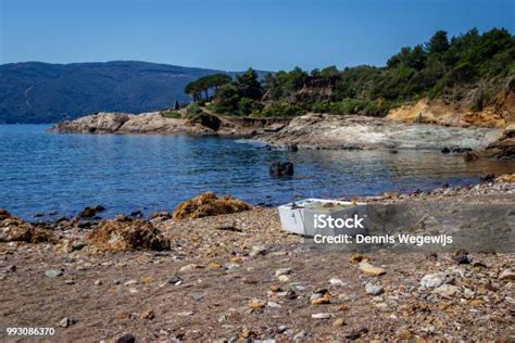 카 폴 리베리 엘바 섬에 Acquarilli 해변 오래 된 냉장고 주위 해변에 누워입니다 바다에 낭비 더 자연을 파괴 하 고 0명에 대한 스톡 사진 및 기타 이미지 Istock