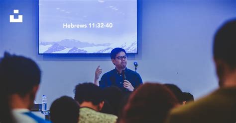 평면 Tv 근처에서 마이크를 들고 있는 남자 사진 Unsplash의 무료 회의 이미지