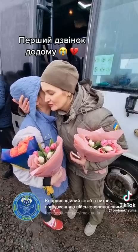 Перший дзвінок після полону Українка яку звільнили з російського полону вперше телефонує до