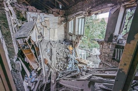 Наслідки ракетного удару по центру Покровська загинула 1 людина та 13 поранено зруйновано 2