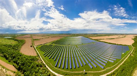 청정 생태 전기 에너지를 생산하기위한 태양 광 발전 패널의 많은 행과 큰 지속 가능한 전력 발전소의 공중 보기 제로 배출 개념재생 전기 개발에 대한 스톡 사진 및 기타