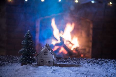 인테리어 디자인 크리스마스 트리 장식 조명 선물 하는 크리스마스 룸 선물 장난감 양 초 및 화 환 실내 벽난로 조명 0명에 대한 스톡 사진 및 기타 이미지 Istock