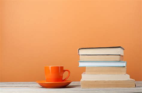 차와 나무 테이블에 책의 컵입니다 교육 배경입니다 학교 돌아가기 텍스트에 대 한 공간을 복사 합니다 개념 기호에 대한 스톡 사진 및 기타 이미지 Istock