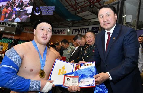 Цол чимэг олгох барилдаанд П Цэрэнням түрүүлж цэргийн арслан боллоо Eguur Mn