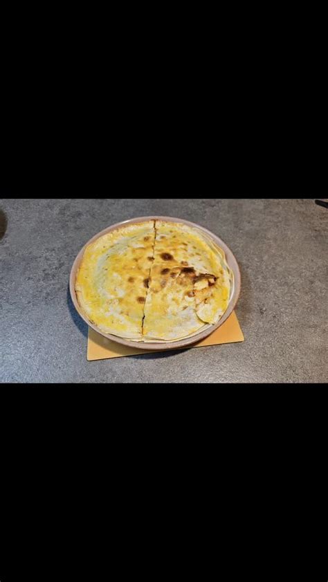 딸래미가 만들어 준 저녁 또띠아 피자 여기엔 소고기와 양파 토마토 소스 그리고 치즈 왕창 두번째는 양파와 먹고 남은 프라이드 치킨 세번째는 사진에 없지만 베이컨으로