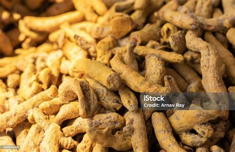 수평 방향에서 선택적 초점이있는 건조한 심황 뿌리 또는 뿌리 줄기 힙의 근접 촬영 정통 조미료 및 향신료 강황에 대한 스톡 사진 및 기타 이미지 Istock