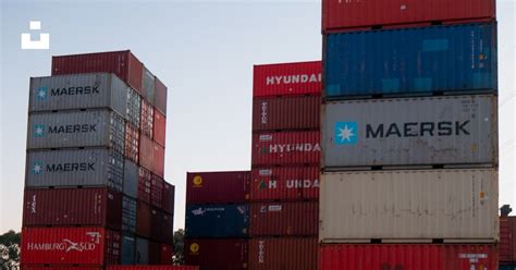 빨간색과 파란색 화물 컨테이너 사진 Unsplash의 무료 화물 이미지