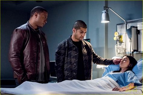 Beebo Makes Arrowverse Return On Arrow Tonight See The Pics