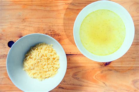 원료 요리 준비 완료 Chiken 스튜 유럽 요리 버섯 작은 양파 및 기타의 장식으로 요리를위한 조리법 가정 주방에 대한 스톡