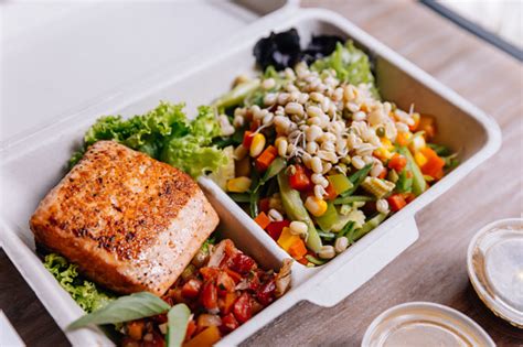 깨끗 한 음식 식사 상자 토마토와 콩 구운된 연어 등심 새싹 샐러드 당근 및 옥수수를 포함 하 여 개체 그룹에 대한 스톡 사진 및 기타 이미지 Istock