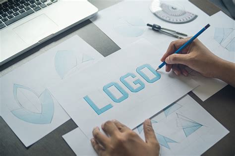 그래픽 디자이너 크리에이티브 디자인 스케치 드로잉 로고 상표 브랜드 워크 스페이스 개념에 대한 스톡 사진 및 기타 이미지 개념 계획 광고 Istock