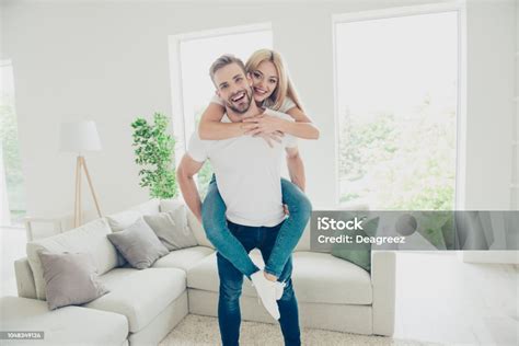 아름 다운 매력적인 펑키 멋진 좋은 귀여운 명랑 사랑 스러운 세련 된 유행 꿈꾸는 커플 캐주얼 흰색 T셔츠와 청바지가 편승이 소녀 호텔에서 조명 인테리어 2명에 대한 스톡