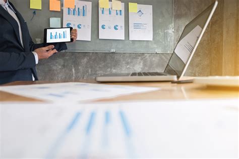 비즈니스 임원 회의 설명 상담 하는 동안 사무실에서 동료에 게 프레 젠 테이 션 만들기 경영자에 대한 스톡 사진 및 기타 이미지