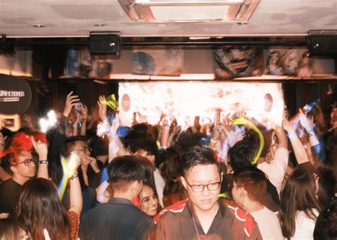 Flashback Friday Review A Rockin 2000s Throwback Party Honeycombers