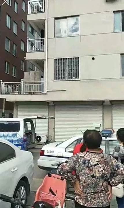【突发】上礼泉男子上吊身亡！尸体被红布包裹缓慢降下，家属反映其有抑郁症，警方已回复（内附视频）