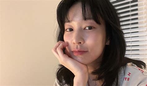 오혜원 자연스러운 홈웨어룩 감각적인 레터링 셔츠와 베이지 톤의 완벽한 조화