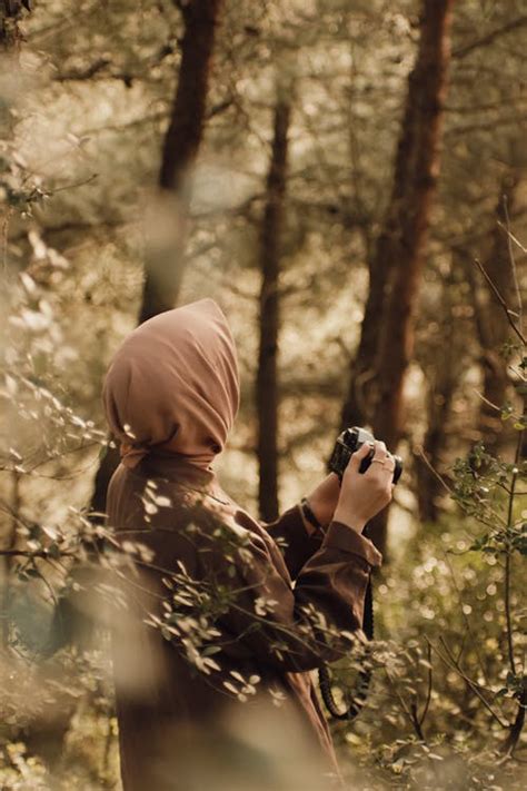 가을 갈색 코트 갈색 톤 거친 경치 고요한 나무 낮 녹지 뒷모습 모험 무슬림 문화적 복장 사진작가 삼림