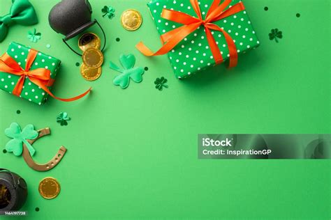 성 패트릭의 날 개념 주황색 리본 활 냄비가 있는 녹색 선물 상자의 상위 뷰 사진 금화 말굽 넥타이 활 클로버와 빈 공간이 있는
