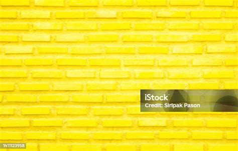 노란색 페인트 파스텔 밝은 톤 텍스처 배경으로 그린 벽돌 벽 벽돌과 석조 바닥 인테리어바위 오래된 패턴 클린 그리드 콘크리트 고르지 않은 벽돌 디자인 배경 0명에 대한 스톡
