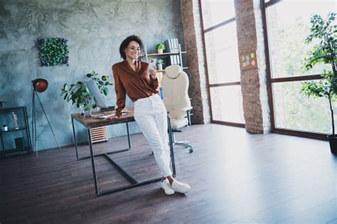 성공한 화려한 사람의 전체 크기 초상화 책상 사용 스마트 폰 통신 동료 창문 일광 직장 실내 20 24세에 대한 스톡 사진 및 기타 이미지 Istock