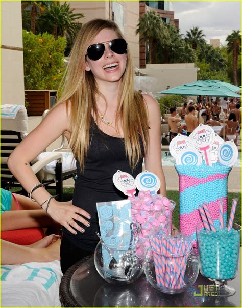Avril Lavigne Wet Birthday Babe Photo 2484539 Avril Lavigne Photos