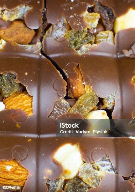 견과류 말린 과일 건포도 배경 질감이 있는 밀크 초콜릿 바 클로즈업 매크로 사진 0명에 대한 스톡 사진 및 기타 이미지 0명 건강에 좋지 않은 음식 건강하지 못한