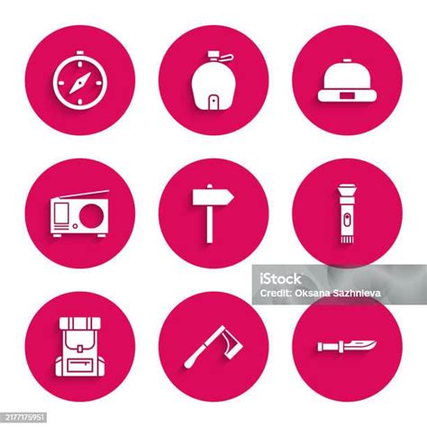 도로 교통 표지판 나무 도끼 캠핑 칼 손전등 하이킹 배낭 안테나가 있는 라디오 비니 모자 및 나침반 아이콘을 설정합니다 벡터 거리에 대한 스톡 벡터 아트 및 기타 이미지