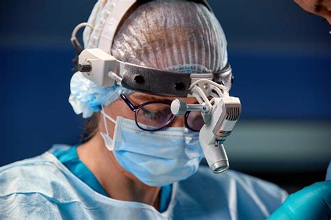 수술 중 보호 마스크와 모자를 쓰고 있는 여성 외과 의사의 초상화를 닫습니다 의료 의학 교육 수술 개념 가정의 방에 대한 스톡 사진 및 기타 이미지 Istock