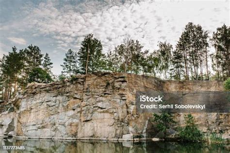 나무가 자라는 커다란 바위 화강암 경력 캐년 가을의 자연 호수와 절벽 바위 텍스트와 디자인을 위한 장소 물로 가득 찬 오래 된 산업 화강암 채 석 장의 풍경 가을에 대한