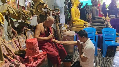 จา พนม ลงยันต์หลังมือกับหลวงพ่อแป๊ะ พร้อมเสี่ยงโชคขอเลขเด็ด