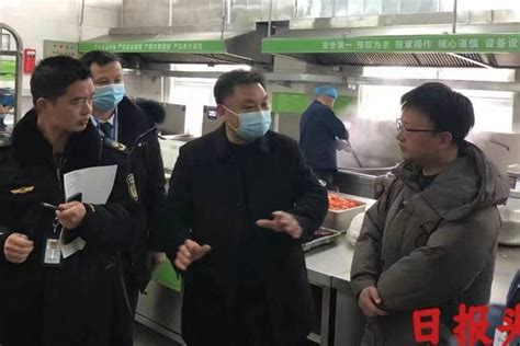 校园食堂检查局长陪餐——南阳市卧龙区市场监管局严控校园食品安全防线管理指导辖区