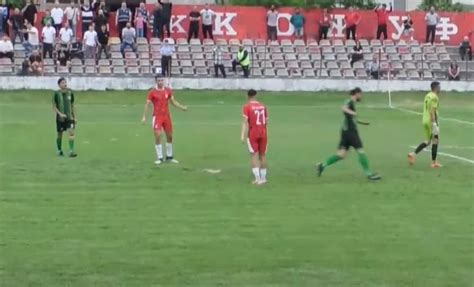 Poništena Utakmica Fudbaleri Samo Gledali Kako Protivnik Daje Gol Kurir