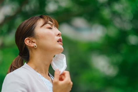 사업가는 그녀의 얼굴에서 보호 얼굴 마스크를 제거하고 휴식을 심호흡을 복용 깊은에 대한 스톡 사진 및 기타 이미지 깊은 웰빙 30 39세 Istock