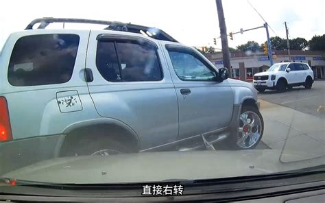 国外的司机挺厉害啊，这样右转在国内可不多见，但也有这种司机 老司机观察 老司机观察 哔哩哔哩视频