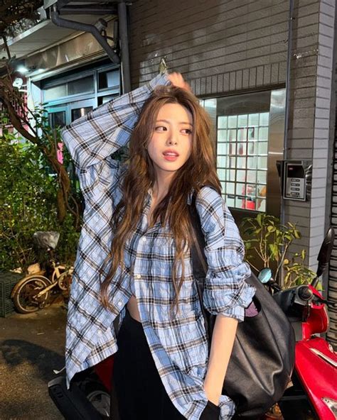 Itzys Yuna Flaunts Her Tiny Waist And Goes Crazy Viral Yet Again