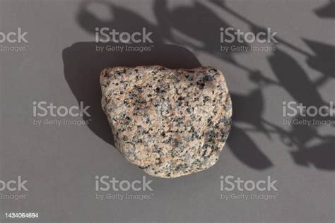 나뭇잎 그림자가있는 회색 배경에 여러 가지 색의 돌로 만든 추상적 인 빈 연단 제품 홍보 아름다움 천연 에코 화장품을위한 쇼케이스 상단 보기 강단에 대한 스톡 사진 및 기타